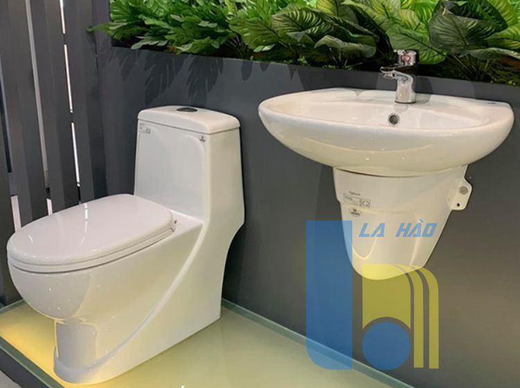 Bồn Cầu Viglacera V38 Nắp Êm V38M + Vòi Xịt VG826